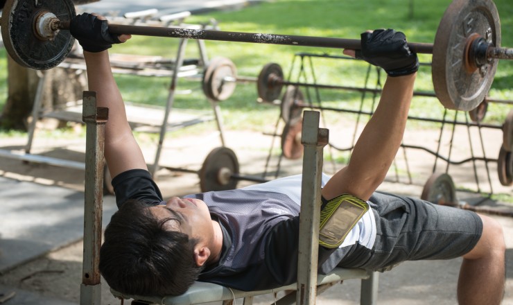 9 Manfaat Olahraga Dumbbell dan Contoh Gerakannya yang Tepat